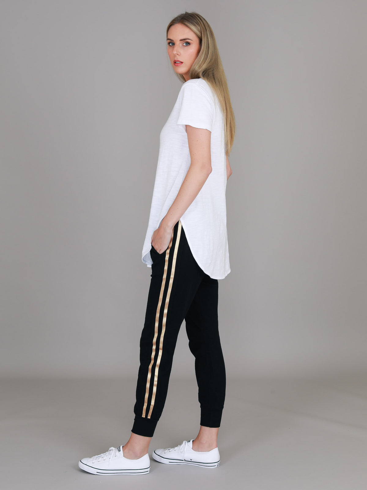 Elwood Curve Hem T-Shirt – Women’s Long Line Essential Tee